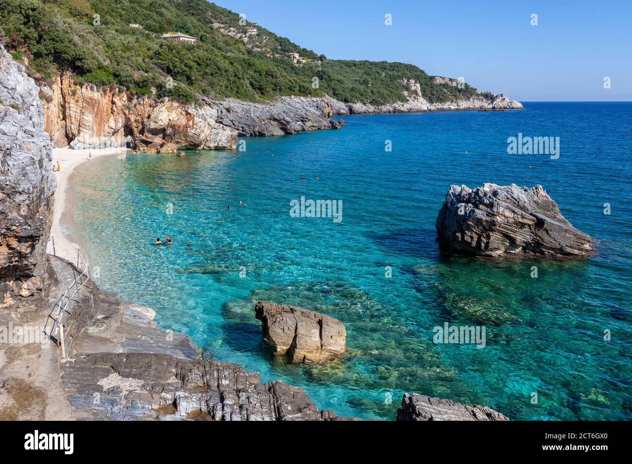 Plages de Grèce, formations rocheuses sur la plage de Mylopotamos ...