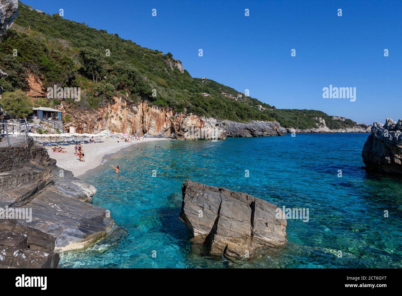 Plages de Grèce, formations rocheuses sur la plage de Mylopotamos ...