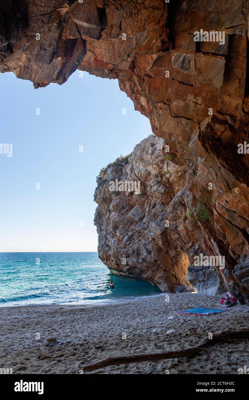 Plages de Grèce, formations rocheuses sur la plage de Mylopotamos ...