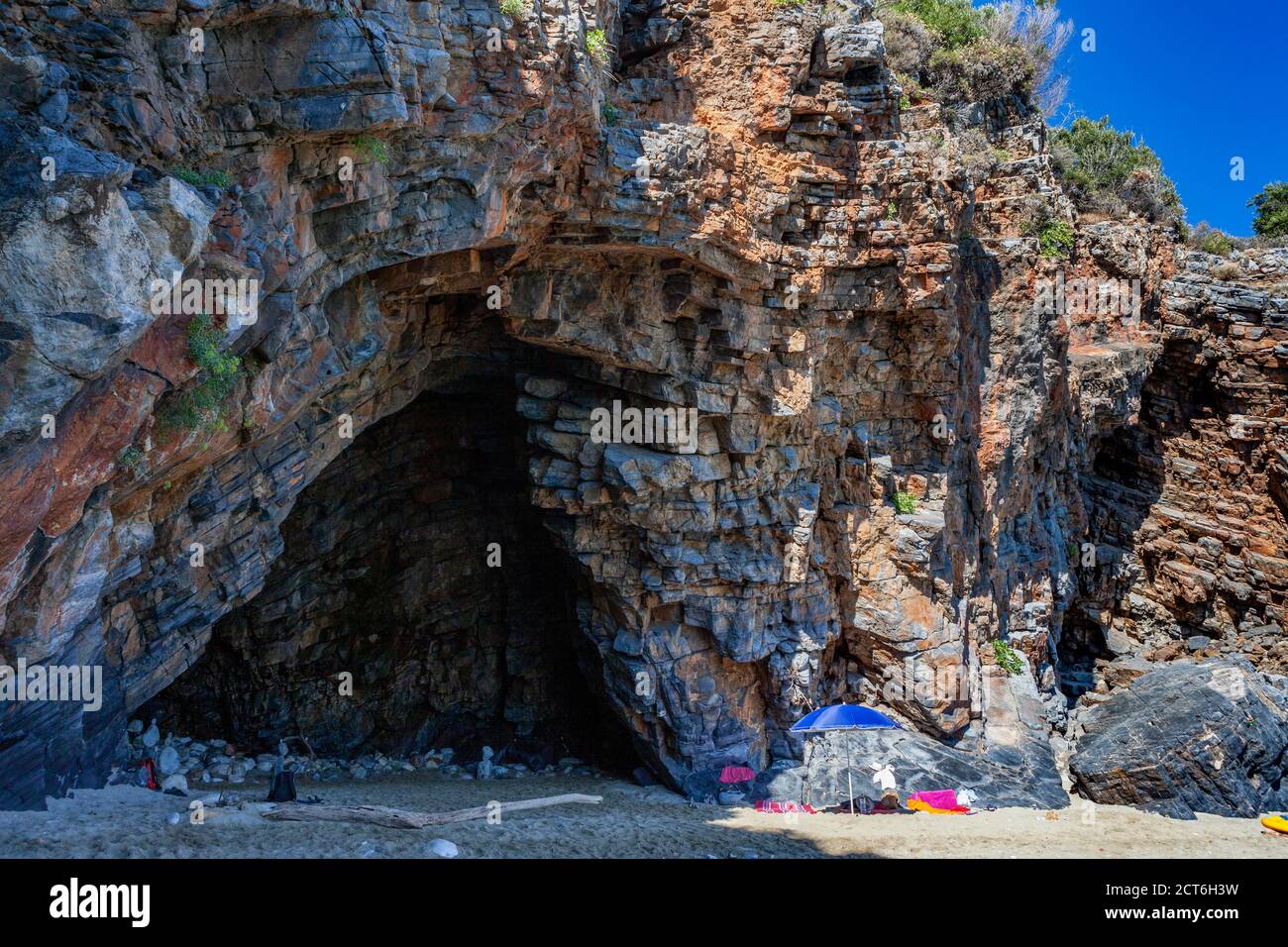 Plages de Grèce, formations rocheuses sur la plage de Mylopotamos ...