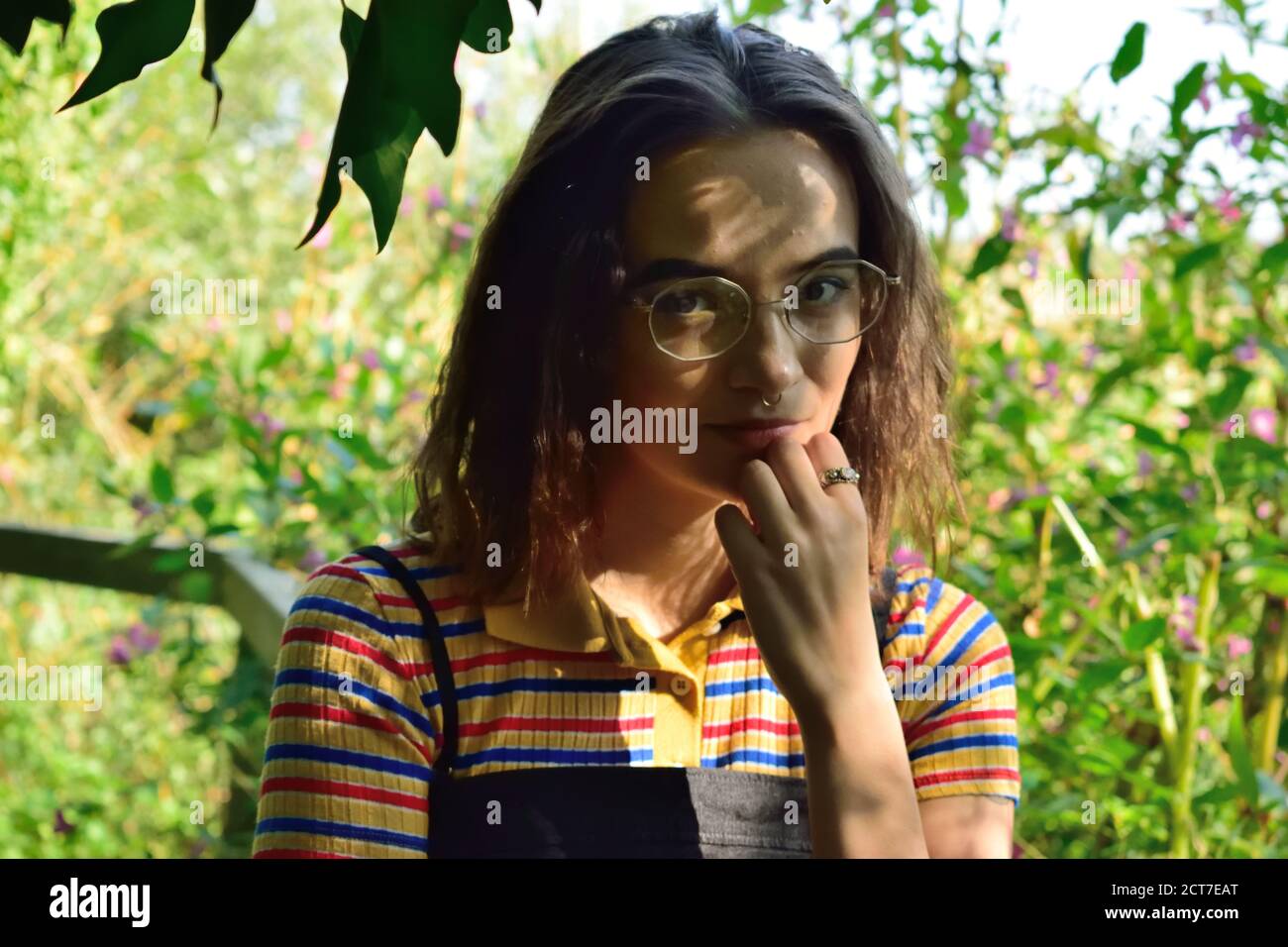 Sourire Timide Banque d'image et photos - Alamy