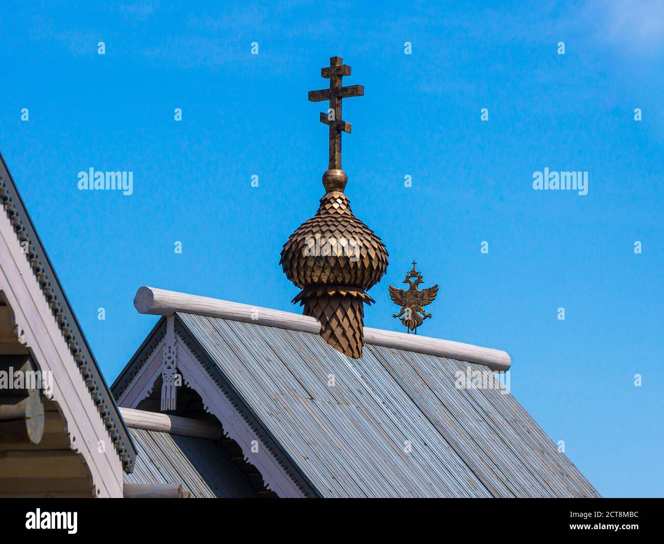Croix orthodoxe sur le dôme d'un bâtiment religieux - Une église ou une ...