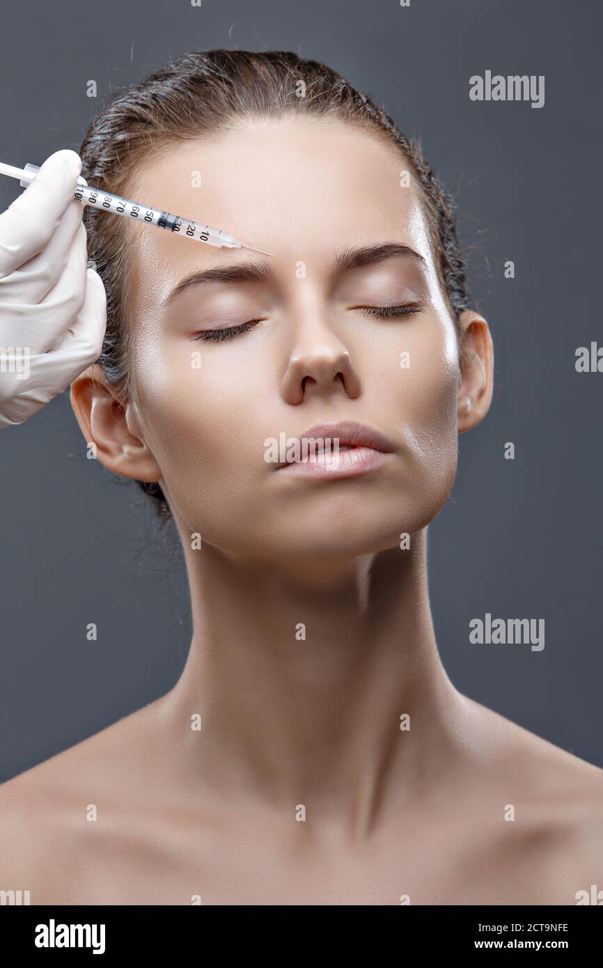 Le médecin cosmetologist rend la procédure de rajeunissement injections ...