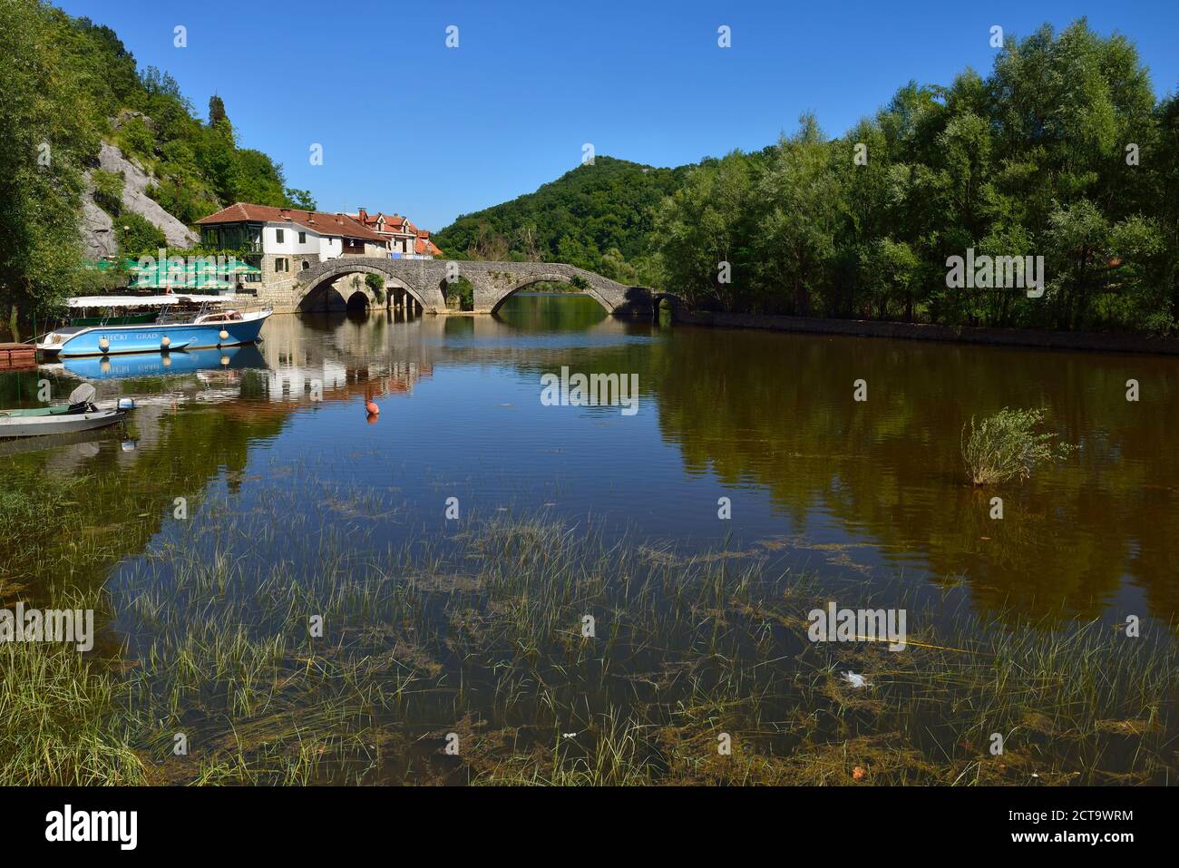 Pont de rijeka crnojevica Banque de photographies et d’images à haute ...