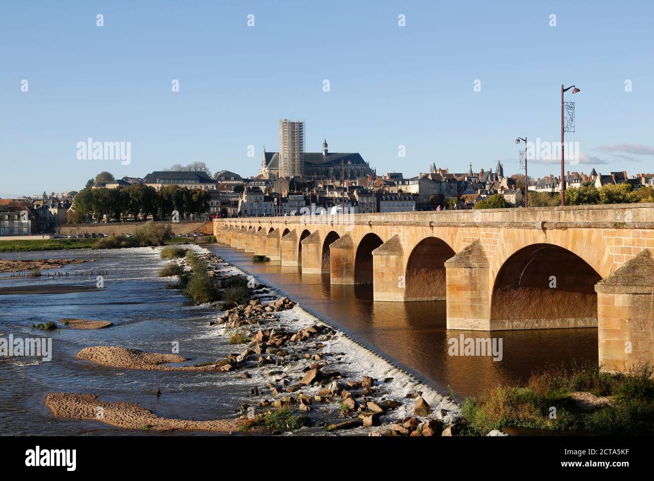 Loire bridge in nevers Banque de photographies et d’images à haute ...