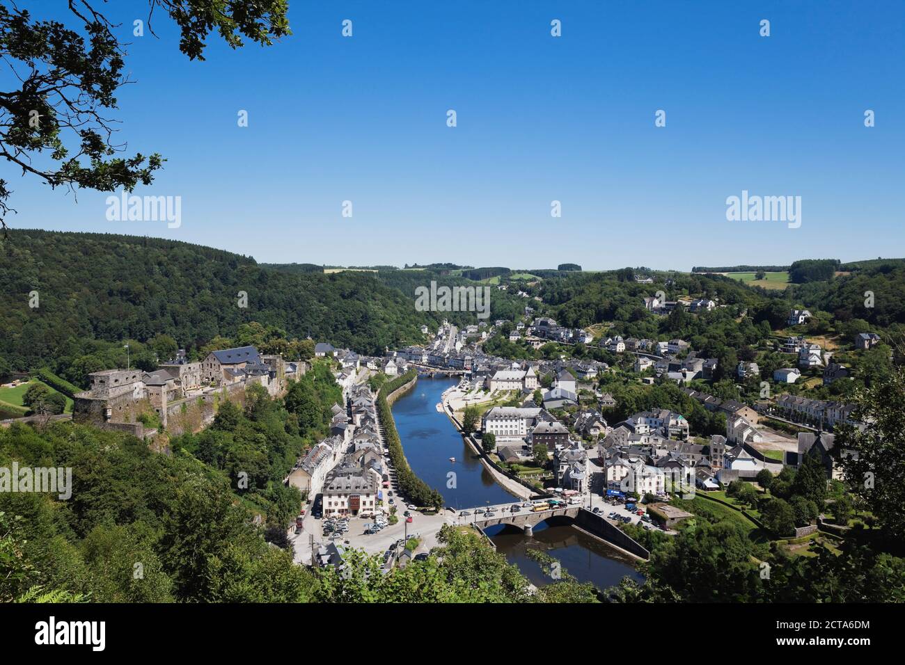Belgique, Ardennes, bouillon, paysage urbain avec le château de ...