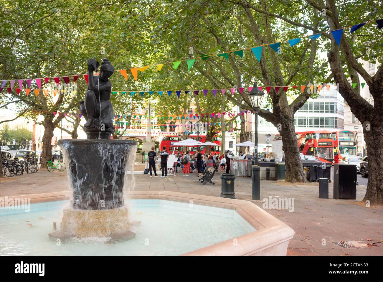 Statue de Gilbert Ledward. Soane Square est une petite place paysagée ...