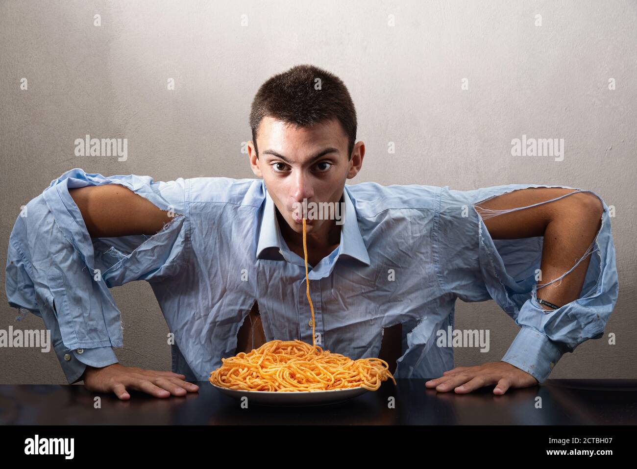 Man eating spaghetti with tomato sauce Banque de photographies et d ...