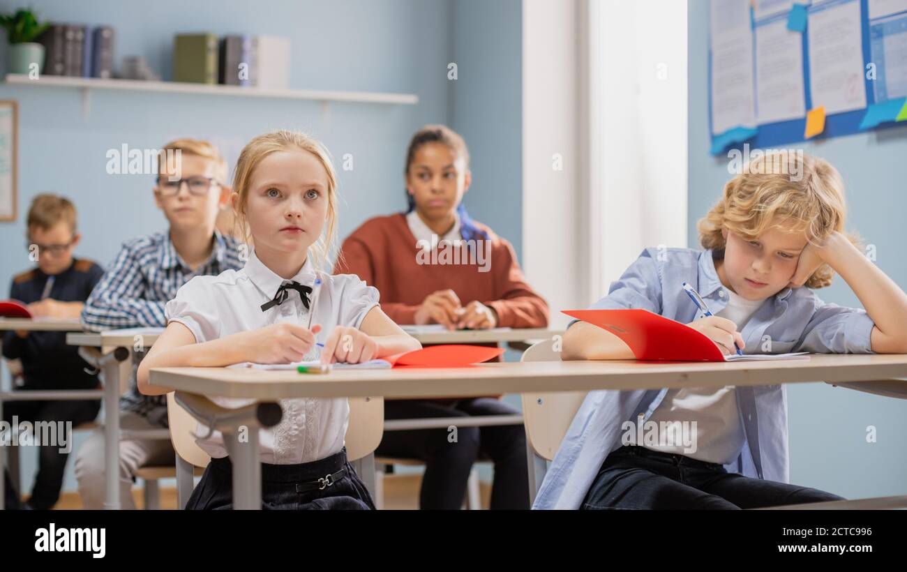Salle de classe élémentaire de divers enfants à l'écoute de l ...