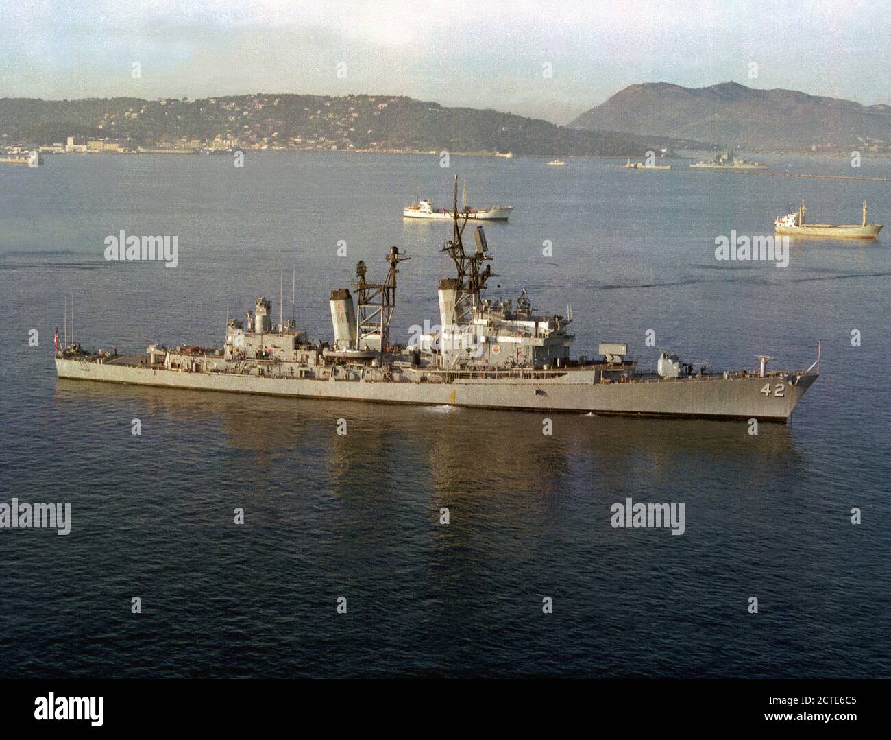 1979 - Une vue tribord du destroyer lance-missiles USS MAHAN (DDG-42 ...