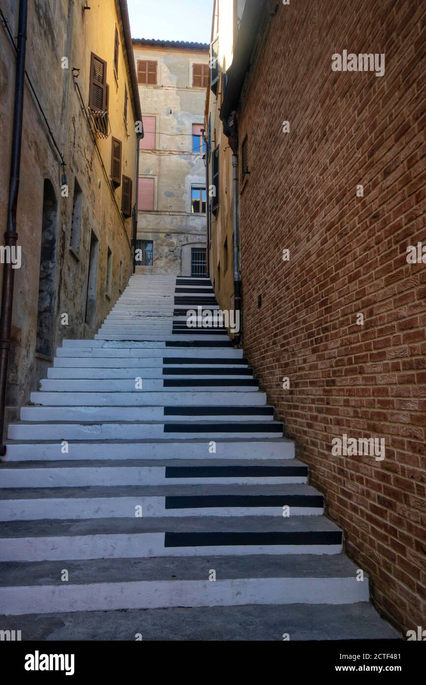 Rue typique de l'ancienne ville de Mondolfo avec des bâtiments en ...