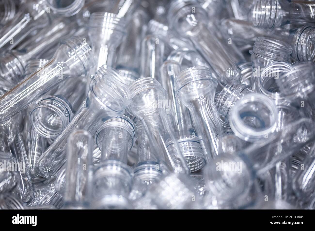Préformes pour la fabrication de bouteilles en plastique PET. Matière ...