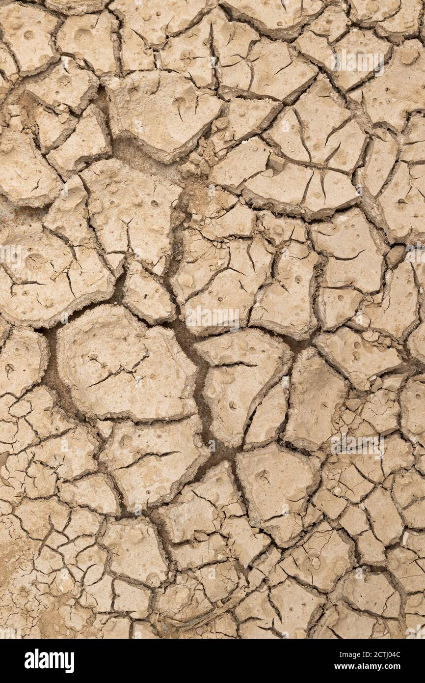 Arrière-plan abstrait texturé de la surface du sol sec fissuré comme un ...