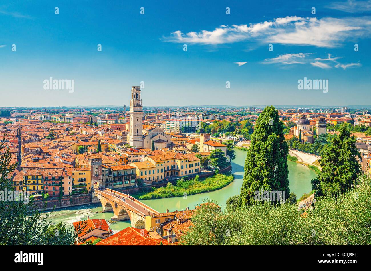 Vue aérienne du centre-ville historique de Vérone, pont Ponte Pietra ...
