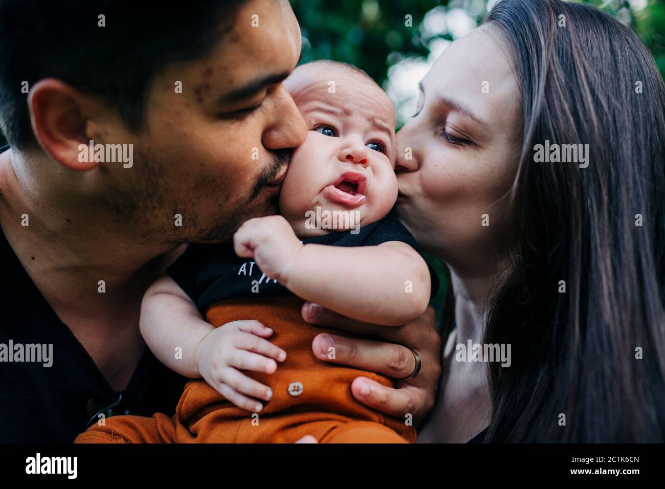 Parents avec jeune fils qui cherchent Banque de photographies et d ...