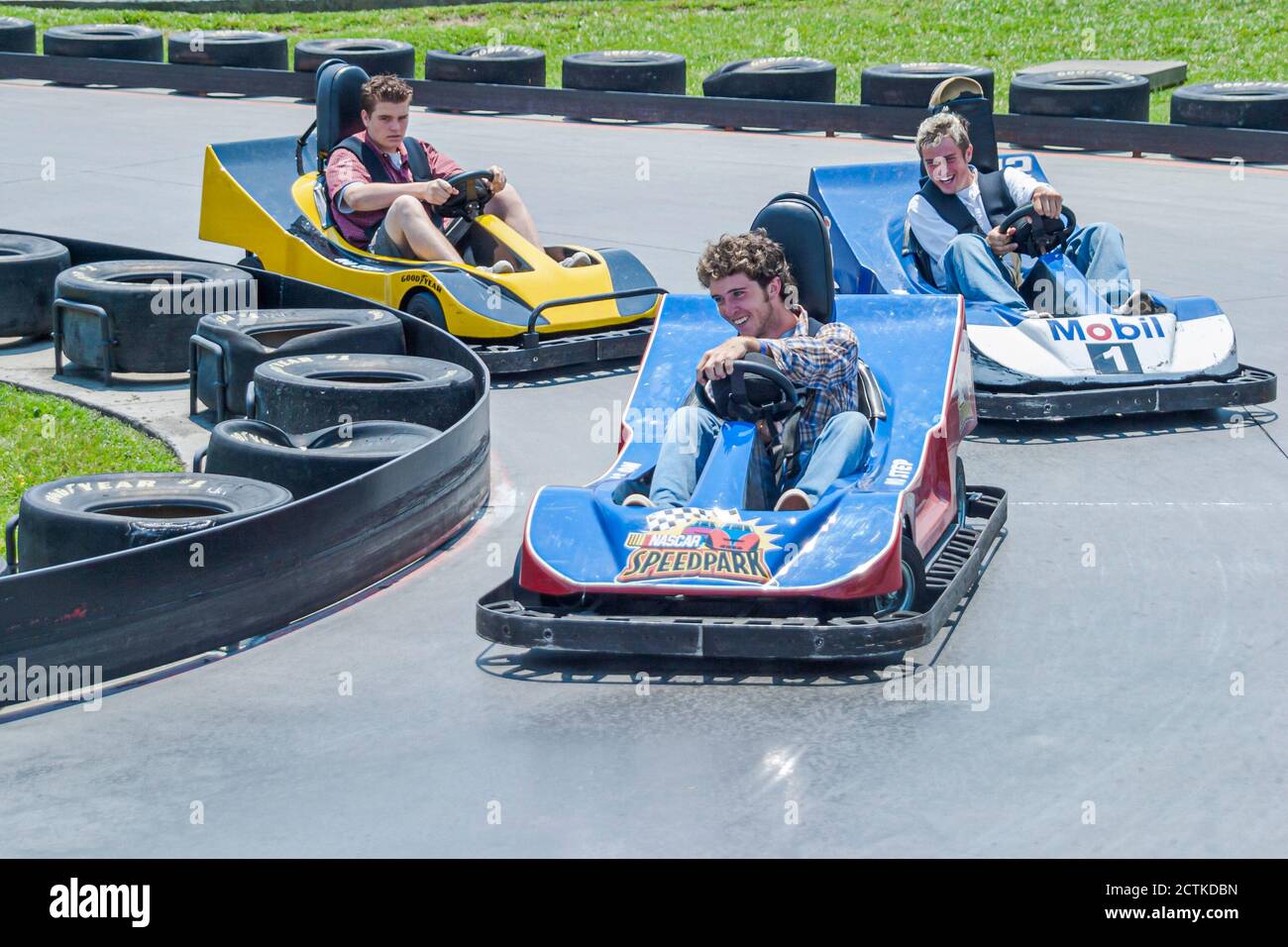 Conduire go cart Banque de photographies et d’images à haute résolution ...