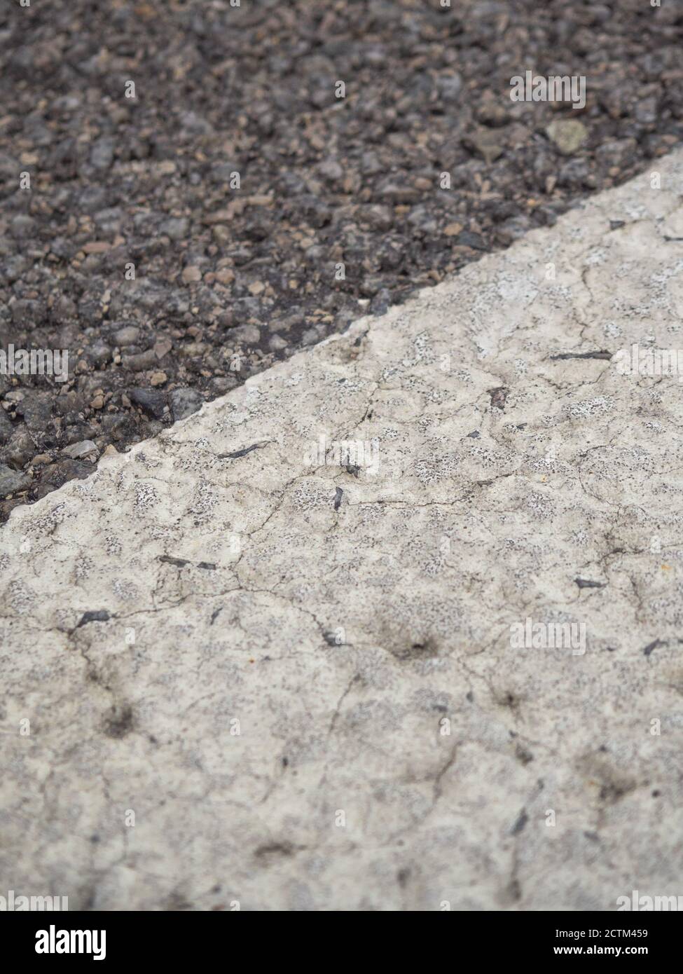 Gros plan d'une texture de bitume ou de goudron avec lignes blanches ...