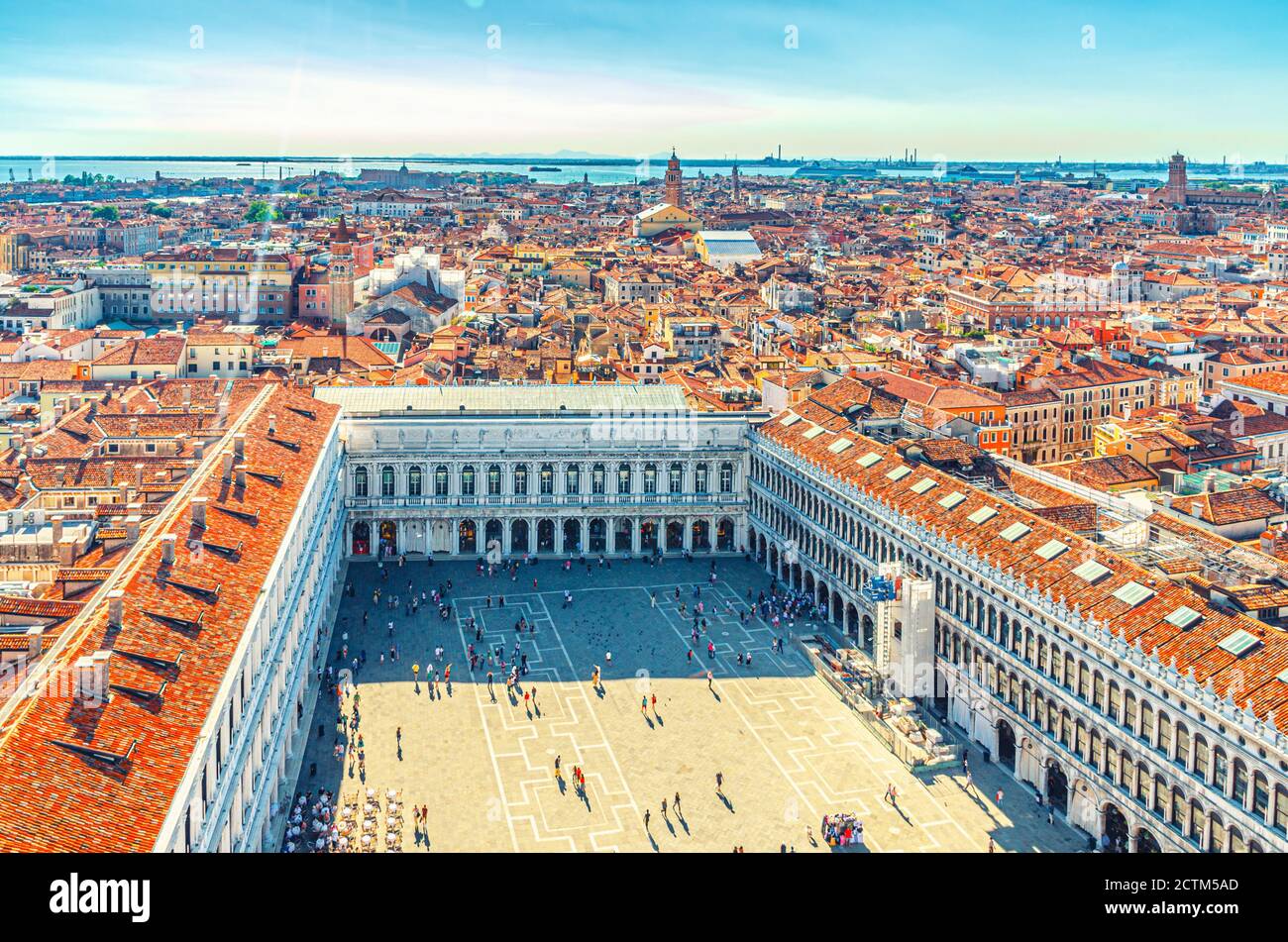 Vue panoramique aérienne du vieux centre historique de Venise ...