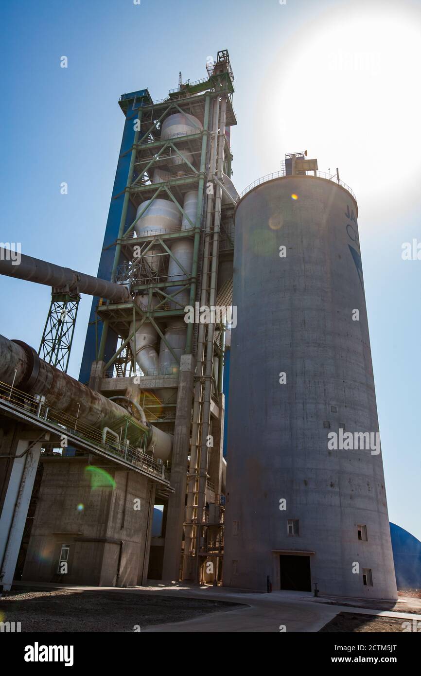 Silo de production de ciment de construction Banque de photographies et ...