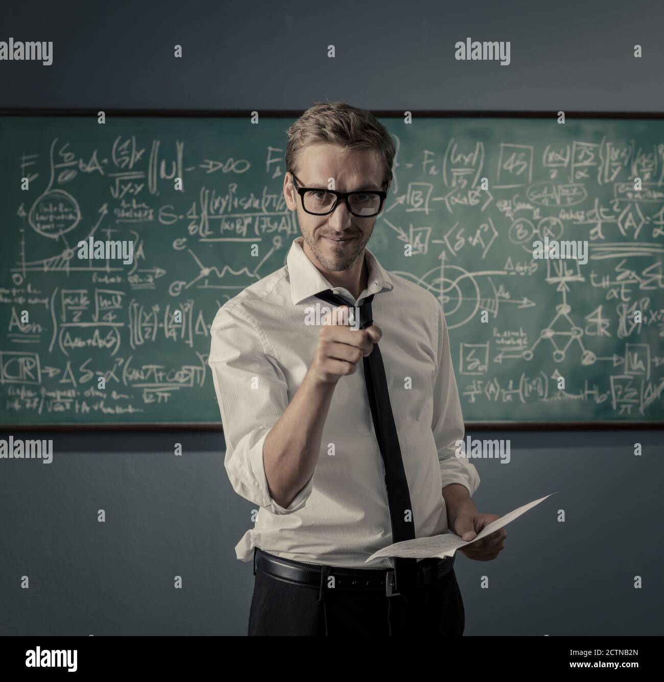 Maitresse devant un tableau de classe Banque de photographies et d ...