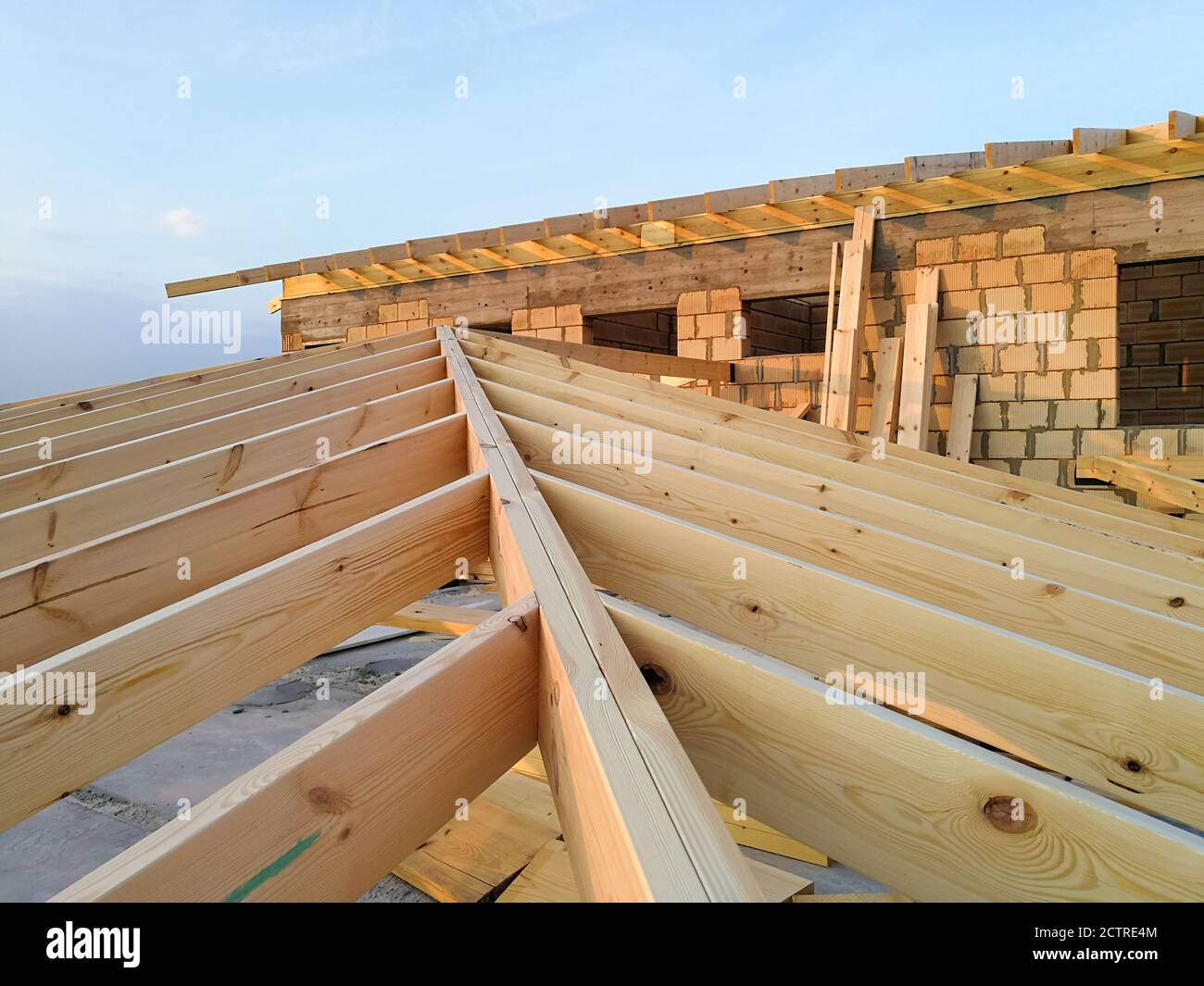 Poutres en bois pour la construction d'un nouveau toit sur le chantier ...