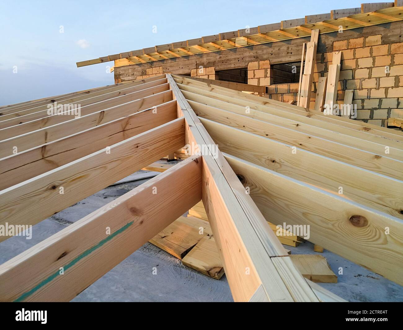 Poutres en bois pour la construction d'un nouveau toit sur le chantier ...