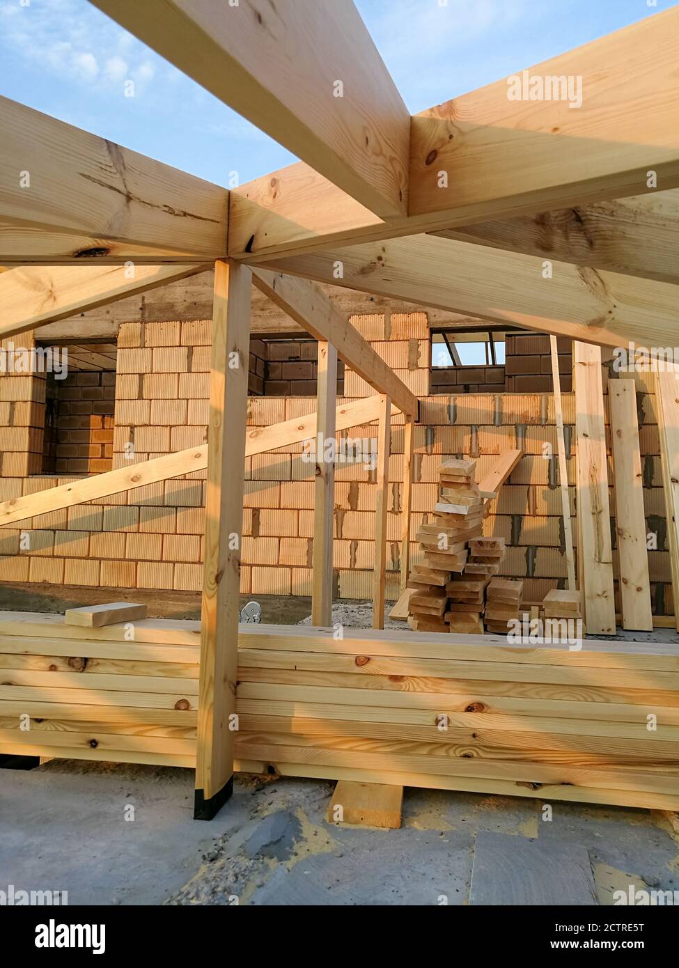 Poutres en bois pour la construction d'un nouveau toit sur le chantier ...