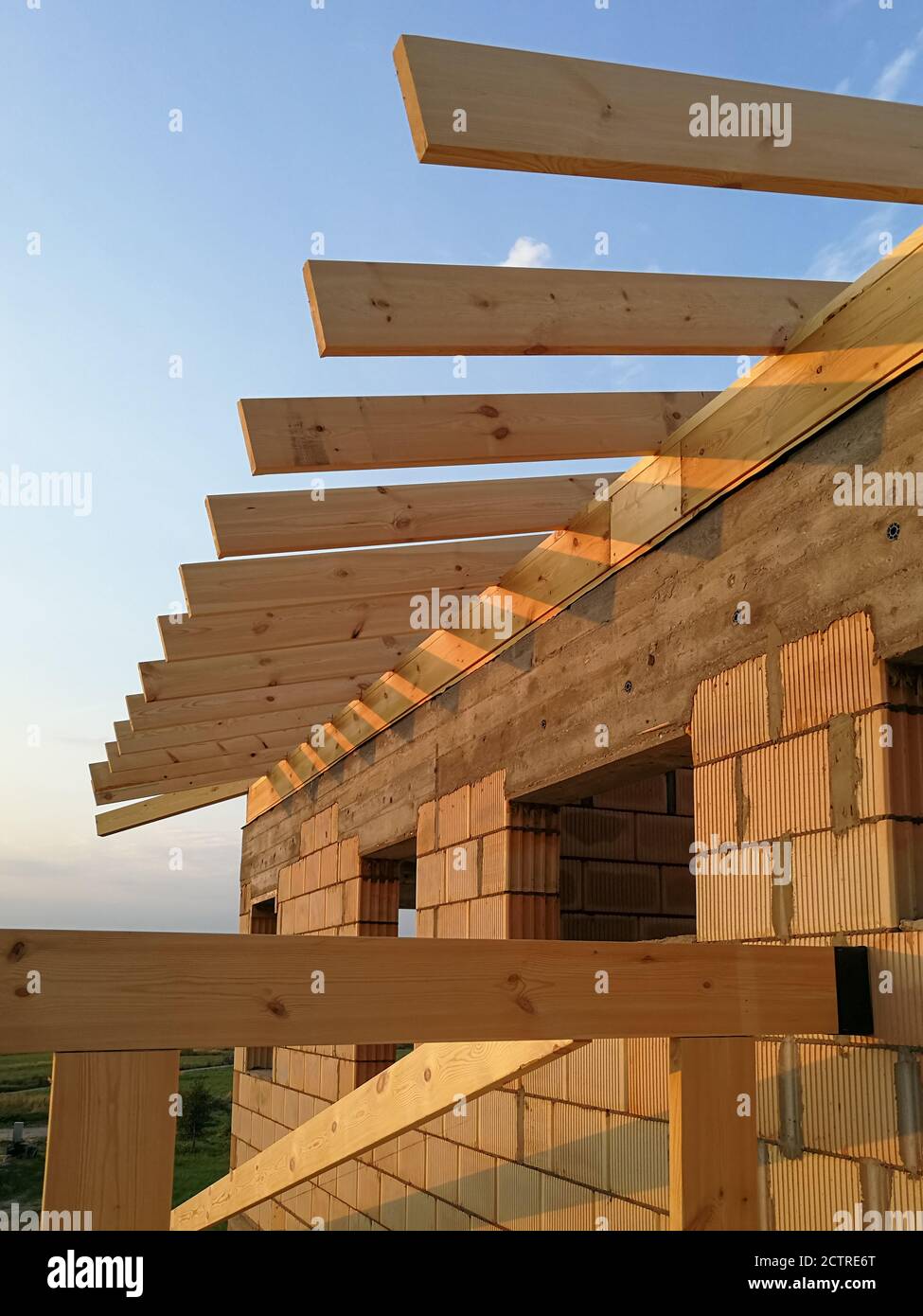 Poutres en bois pour la construction d'un nouveau toit sur le chantier ...