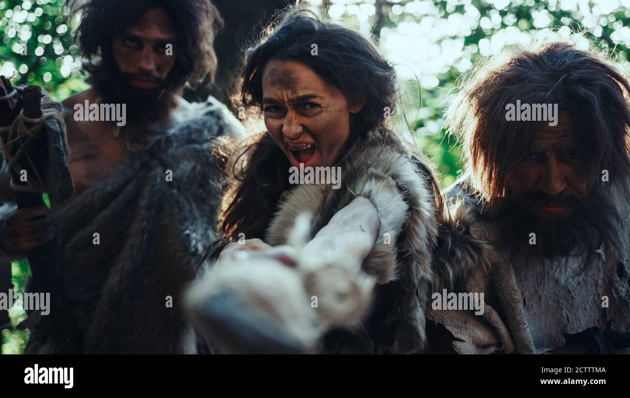 Le leader féminin et deux guerriers de Cavemen préhistoriques menacent ...