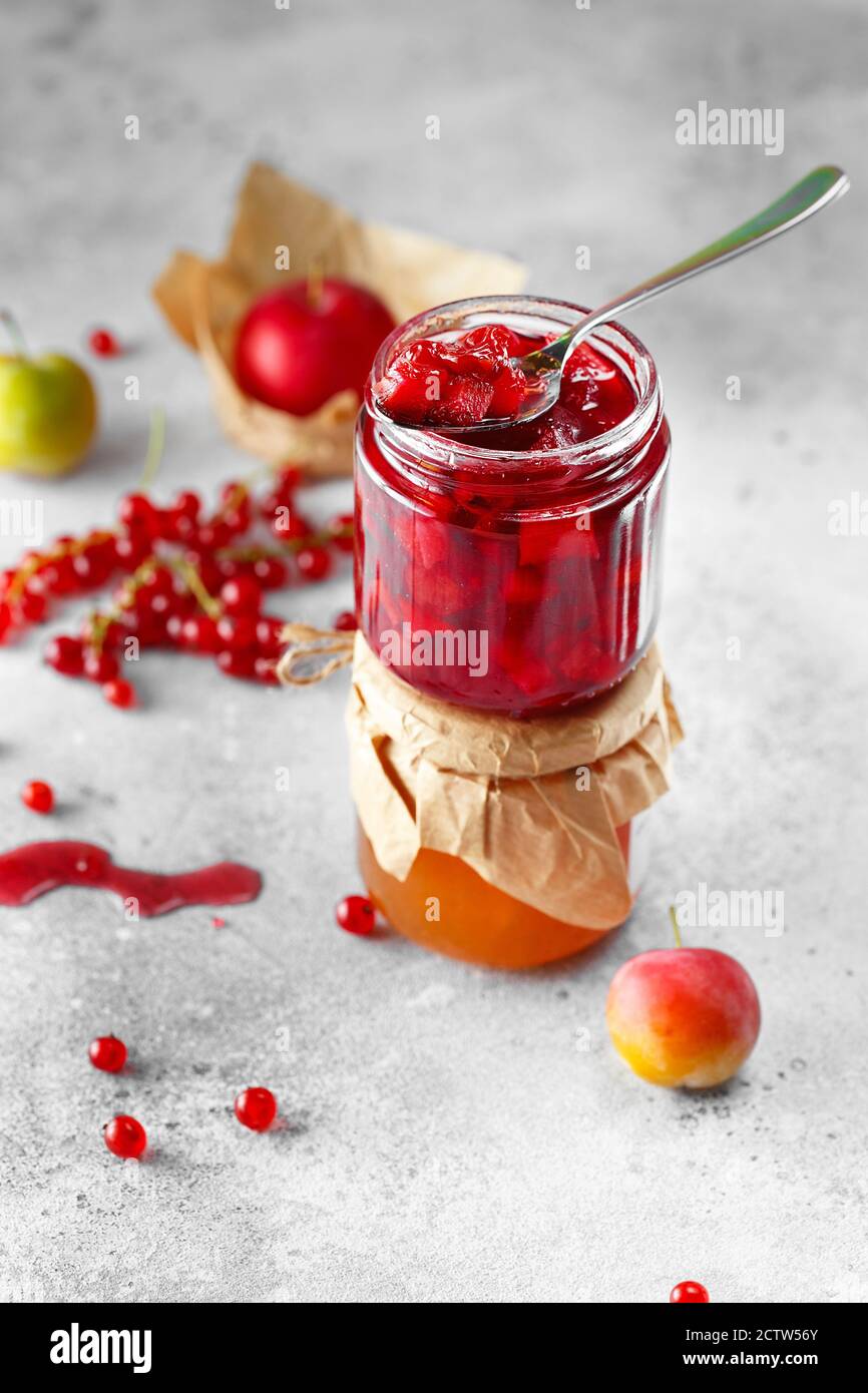Une délicieuse confiture de fruits. Deux bocaux de confiture de fruits ...