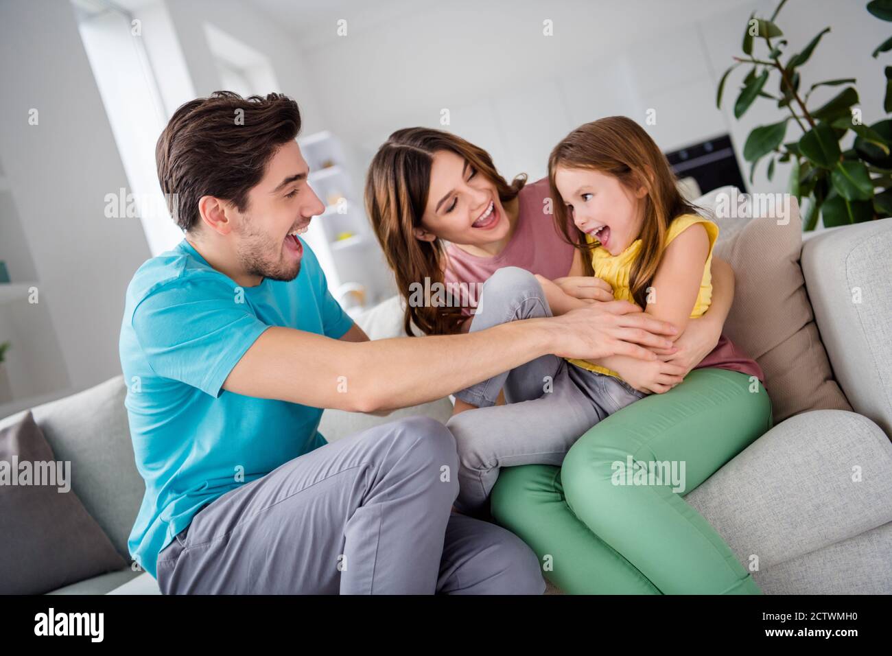 Photo positive joyeuse famille trois personnes maman papa jouer petite ...