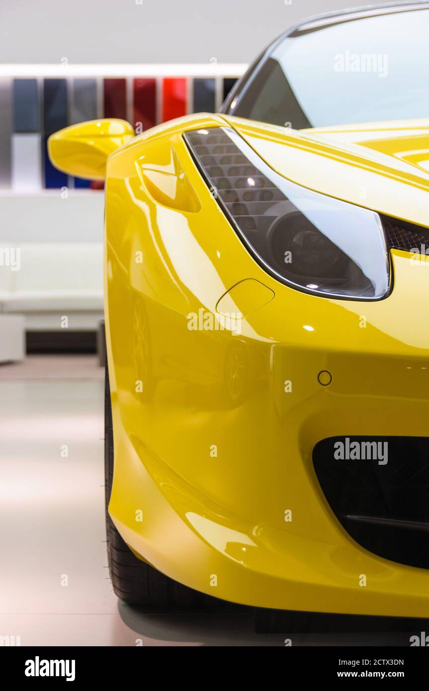 Ferrari jaune Banque de photographies et d’images à haute résolution ...