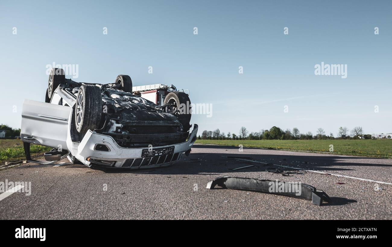 Accident de la route horrible retournement fumer et brûler un véhicule ...