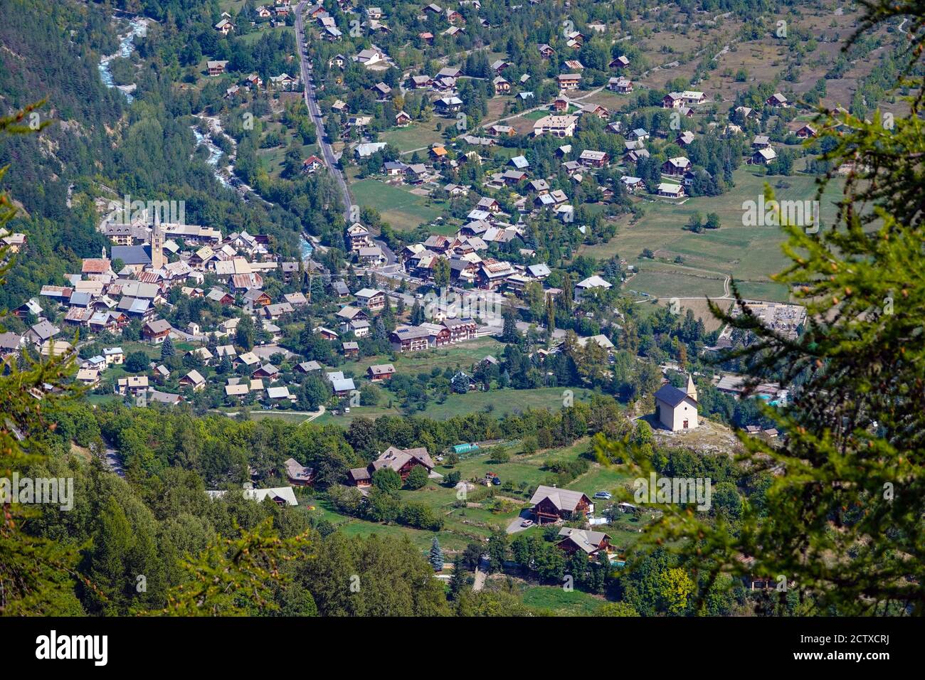 Vallée de la Vallouise Pelvoux vue du Puy-Saint-Vincent, station de ski ...