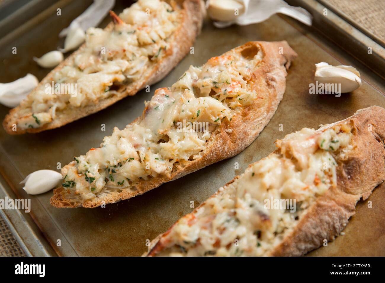 La viande de crabe blanc qui a été cuite avec du beurre, du persil et ...