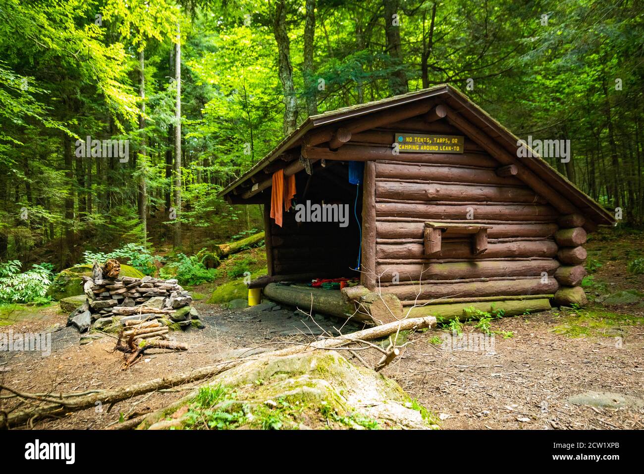 Cabane dans la forêt Banque de photographies et d’images à haute ...