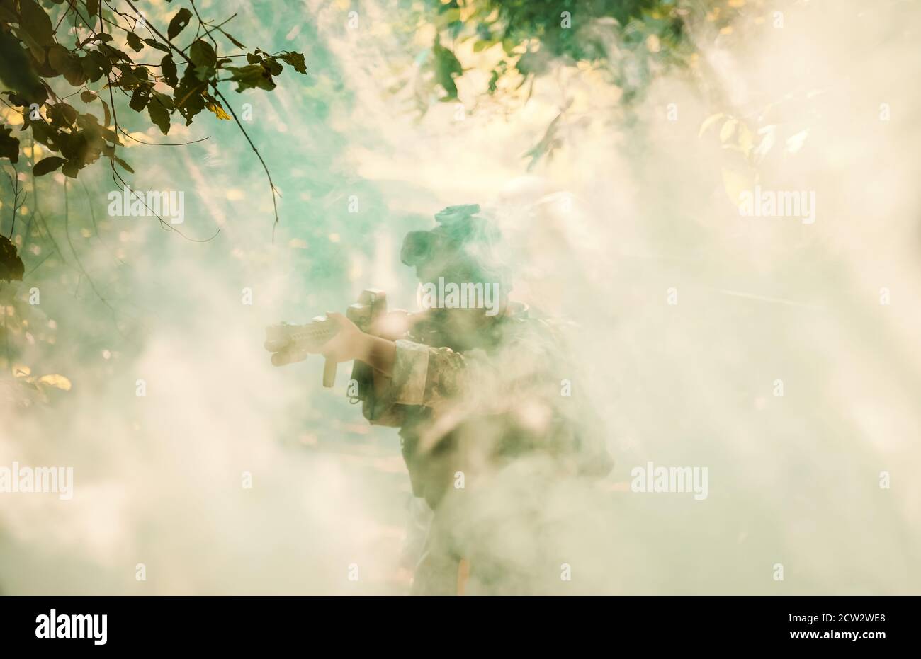 Soldats entièrement équipés portant l'uniforme de camouflage ennemi ...