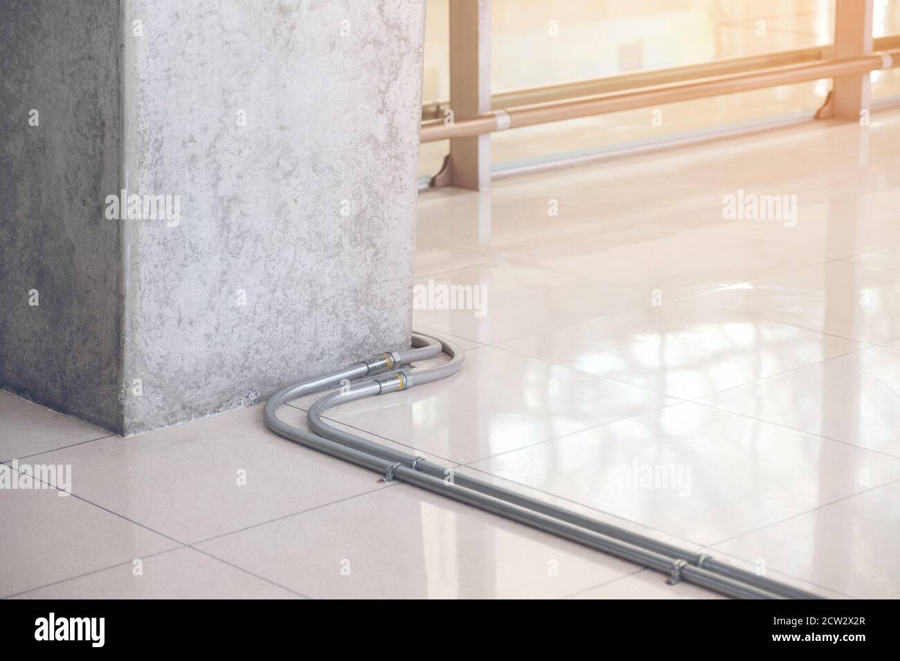 Fixation de conduit ou de conduit de câble électrique sur le sol en ...