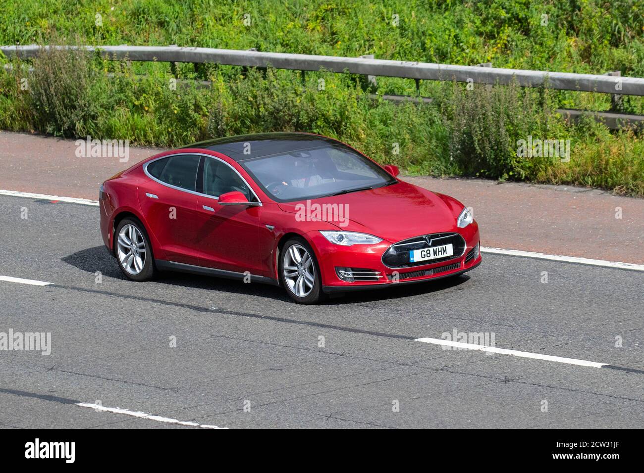2016 rouge Tesla modèle S 90D ; circulation routière, véhicules en ...