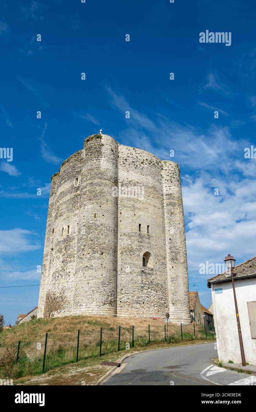 Donjon médiéval, tour fortifiée construite au XIIe siècle, vestige des ...