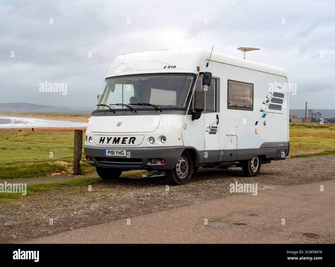 Un mobil-home Hymer E510 de 1996, stationné au bord de la mer dans le ...