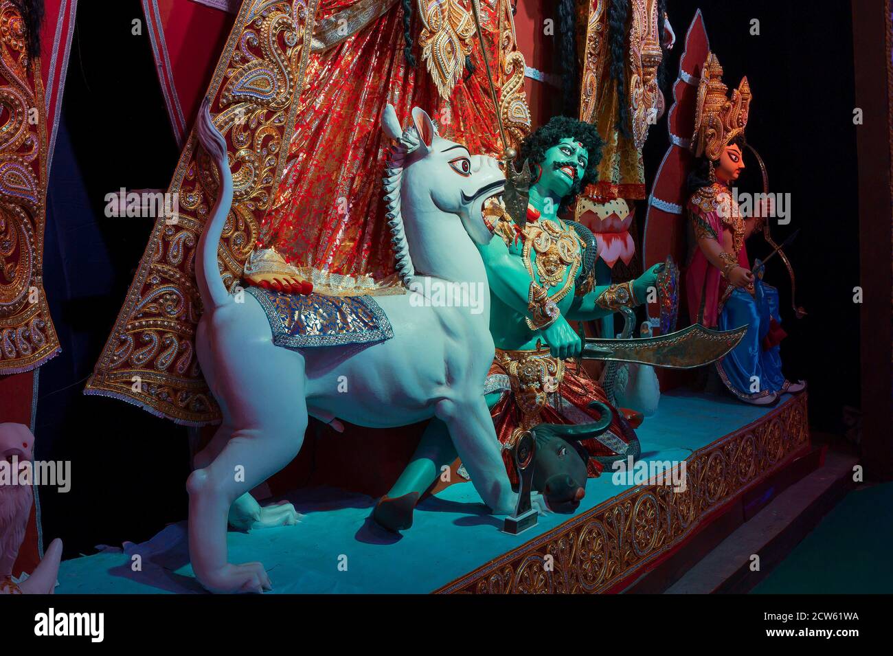 Goddess durga killing mahishasura Banque de photographies et d’images à ...