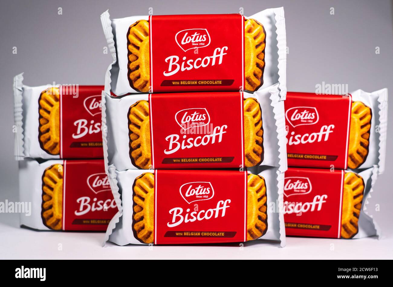 Paquets de biscuits au chocolat belge Lotus Biscoff empilés à la ...