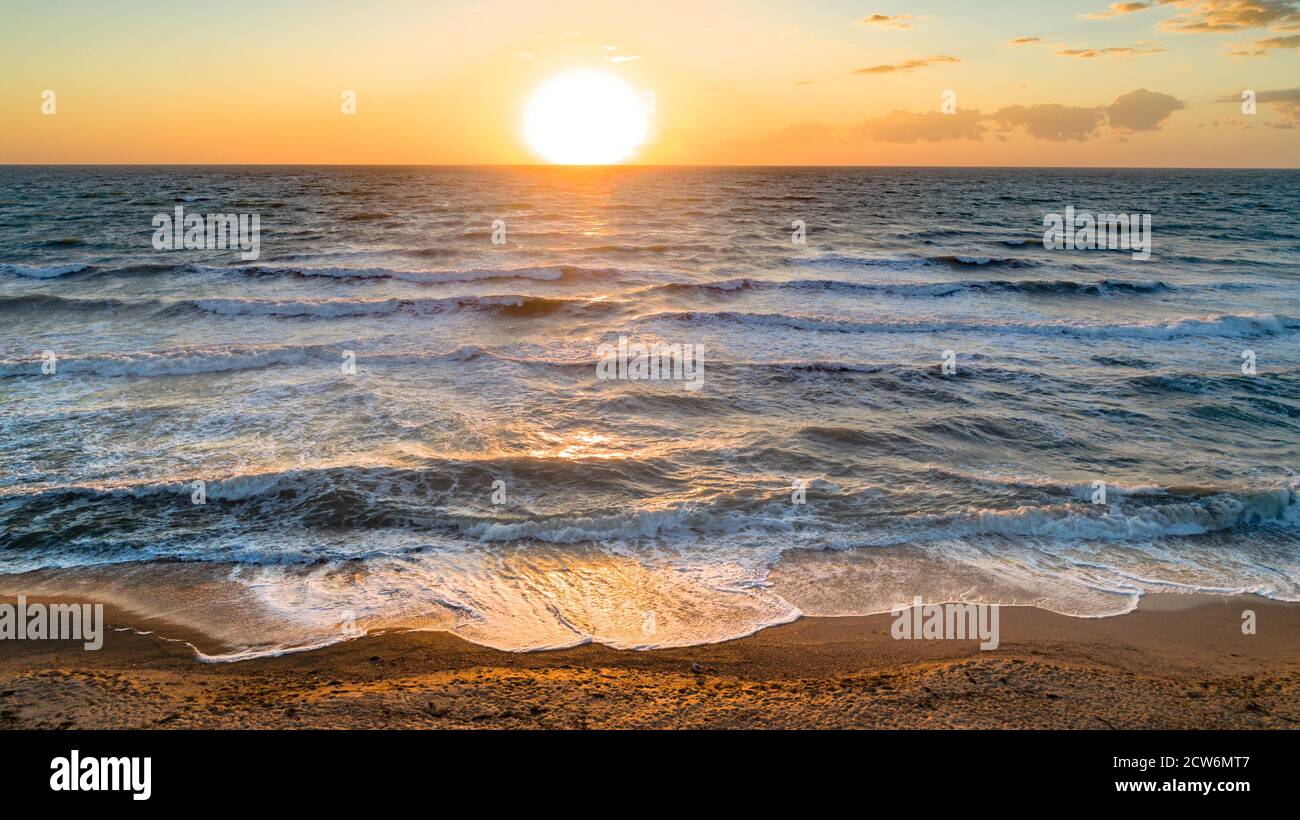 Vue aérienne sur les vagues sur la plage de sable. Vagues de mer sur la ...