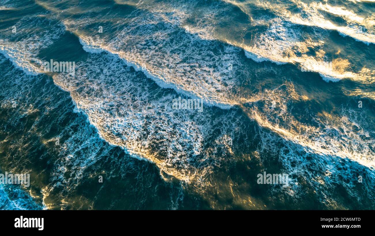Vue aérienne sur les vagues sur la plage de sable. Vagues de mer sur la ...
