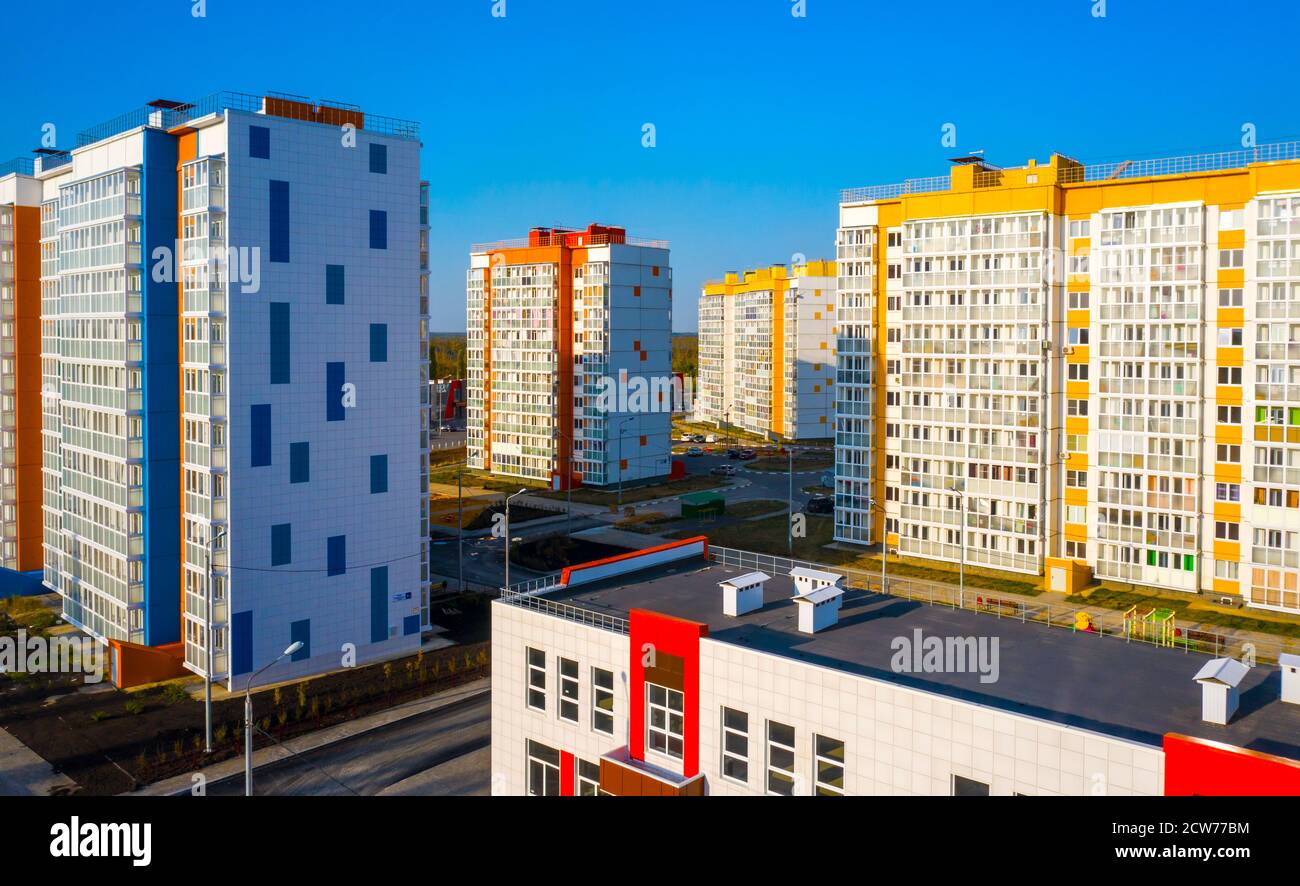 Nouveau bâtiment, nouvelle zone avec panneaux de plusieurs étages ...