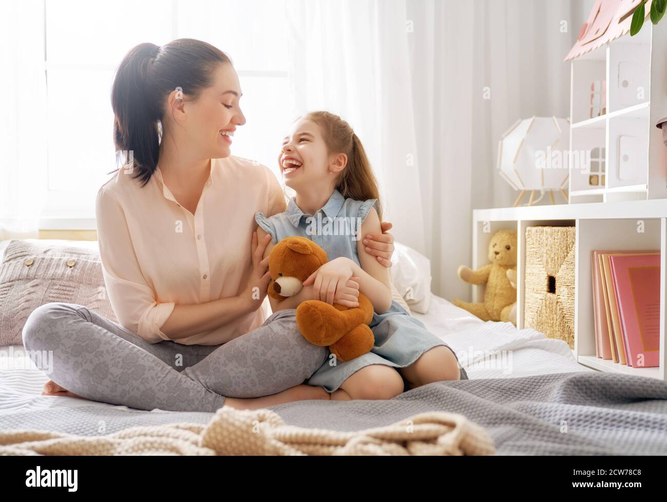 Bonne fête des mères ! Maman et sa fille fille fille fille jouent, sourient et embrasent ...