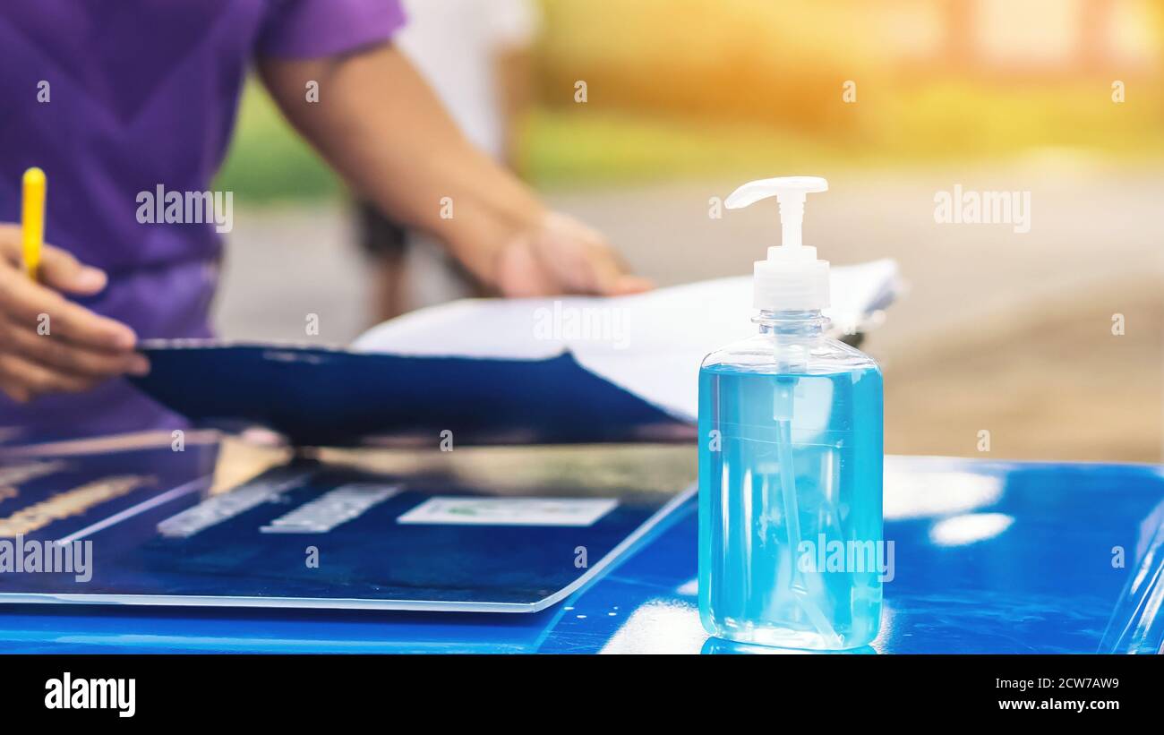 Flacon de gel alcoolisé bleu et registre sur le Tableau pour les ...
