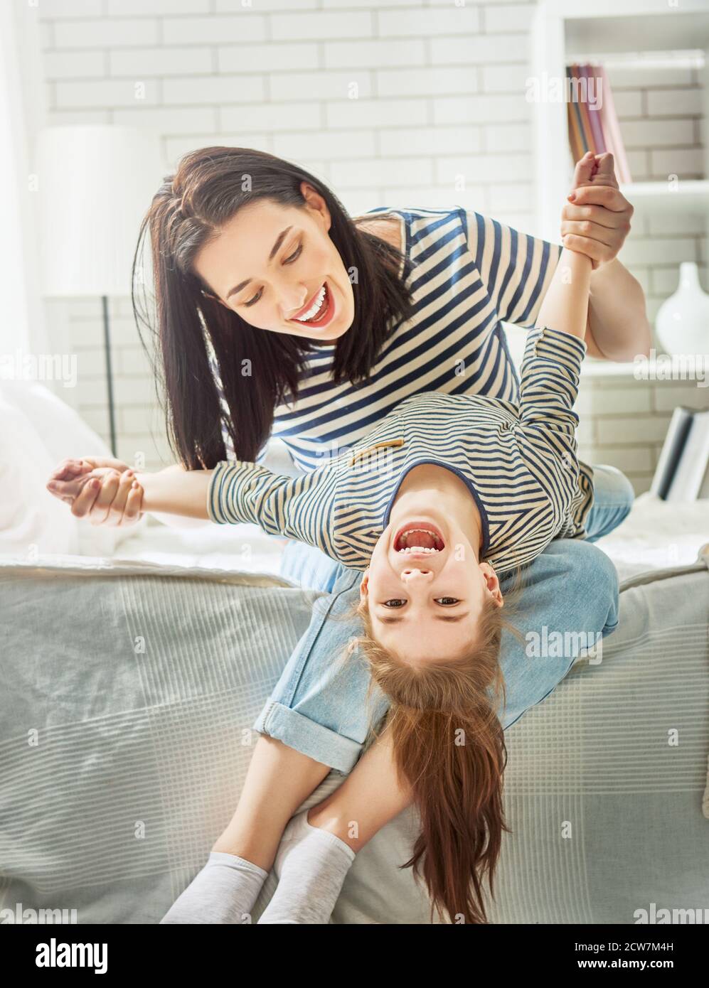 Bonne fête des mères ! Maman et sa fille fille fille fille jouent et sourient. Vacances en ...