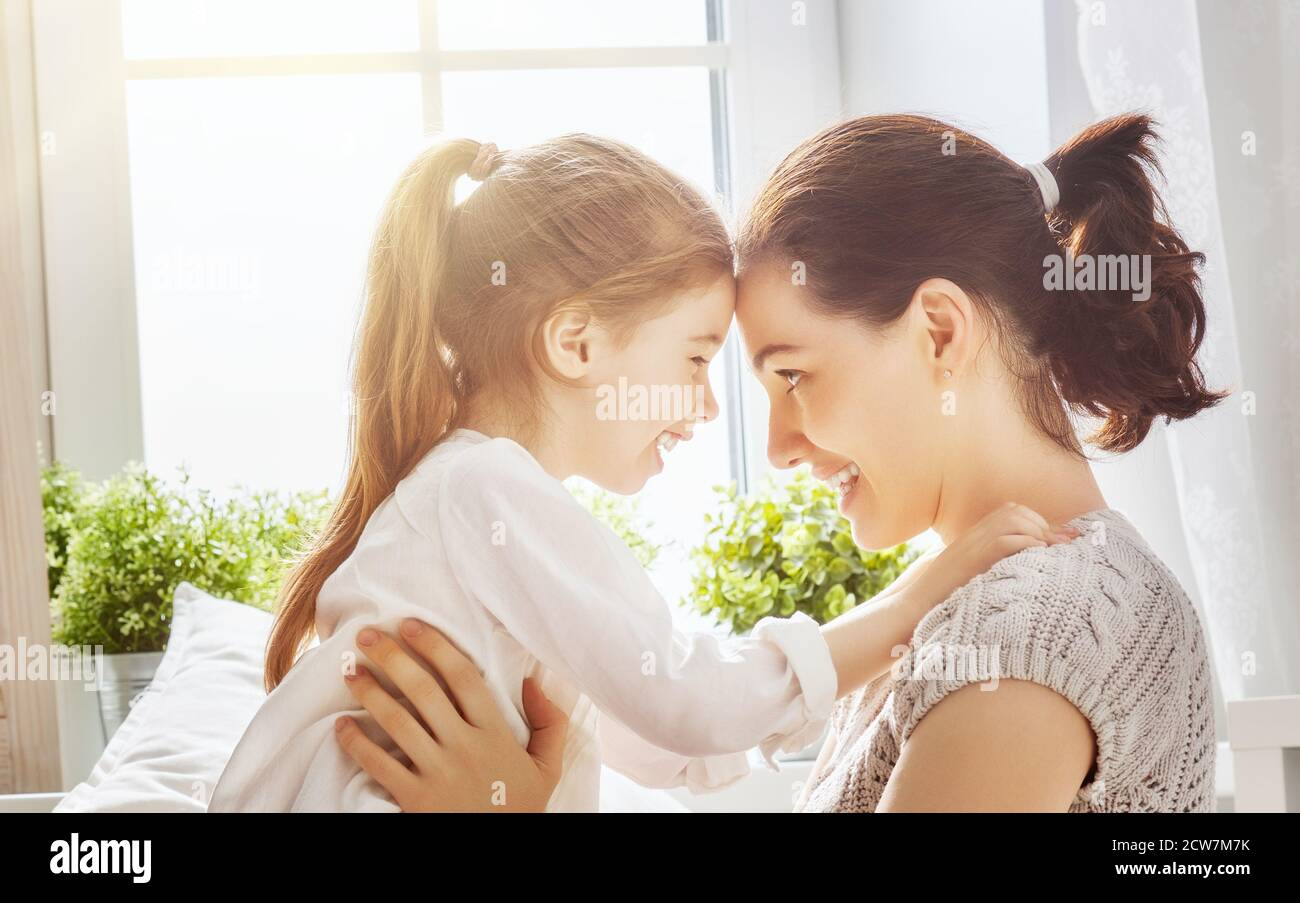 Bonne fête des mères ! Maman et sa fille fille fille fille jouent, sourient et embrasent ...